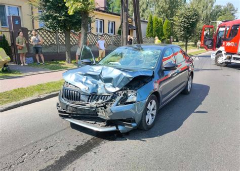 Wypadek w Sulejowie Zderzenie ciężarówki z osobówką Radio Łódź