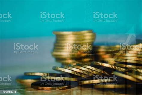 주식 시장 스크린 차트 보드와 캔 들 스틱 금융 비즈니스 및 투자 분석 개념에 대 한 동전 스택의 이중 노출 가격에 대한 스톡 사진 및 기타 이미지 Istock