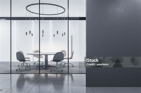 현대적인 유리 회의실 인테리어는 벽 가구 및 콘크리트 바닥에 반사에 모의 장소 3d 렌더링 0명에 대한 스톡 사진 및 기타 이미지 Istock