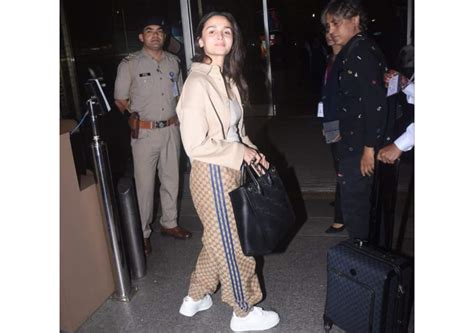 Alia Bhatt Spotted At Airport See Actress Photos आलिया भट्ट एयरपोर्ट