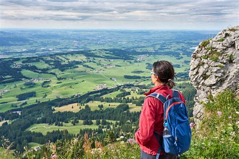 독일 바이에른의 알가우 알프스에서 하이킹을 하는 시니어 여성 산에 대한 스톡 사진 및 기타 이미지 산 여름 풍경보기 Istock