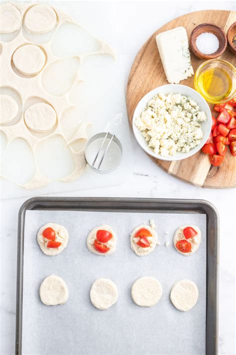 Pizzette With Gorgonzola Tomato And Basil Recipe Girl