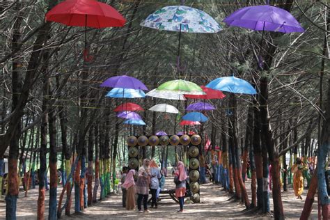 Pantai Semilir Yang Bikin Pengunjung Tersihir