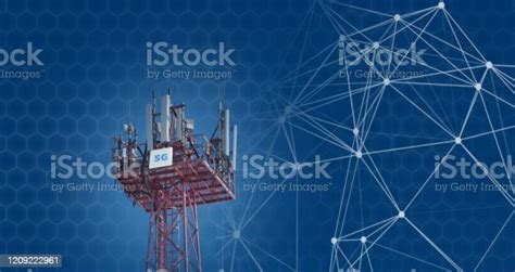 통신 Gsm 5g 타워의 상단에 휴대 전화 안테나 미래의 통신 시스템 3d 일러스트레이션 0명에 대한 스톡 사진 및 기타 이미지
