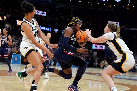Controversial Offensive Foul Call In UConn Game Sports Head Topics