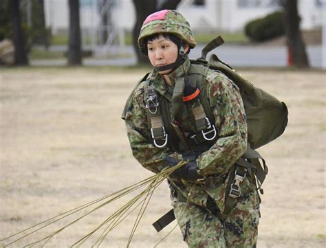 女性初の空挺団員誕生 陸自精鋭、習志野で修了式 読んで見フォト 産経フォト
