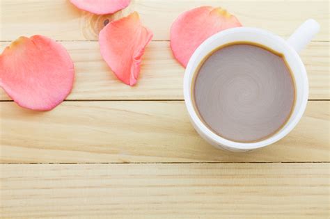 노란 소박한 테이블에 분홍색 장미 꽃잎이있는 커피 머그잔 겨울에 대한 스톡 사진 및 기타 이미지 겨울 기업 재무와 산업 꽃잎 Istock