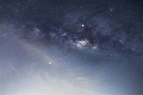 푸른 밤 하늘에 별과 성운과 은하계의 우주 공간 샷의 파노라마 보기 소음과 놀라운 별이 빛나는 밤 하늘 아래 우리의 태양계를
