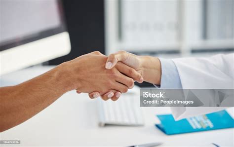 병원에서 상담하는 동안 환자와 악수하는 인식 할 수없는 의사의 자른 샷 25 29세에 대한 스톡 사진 및 기타 이미지 25