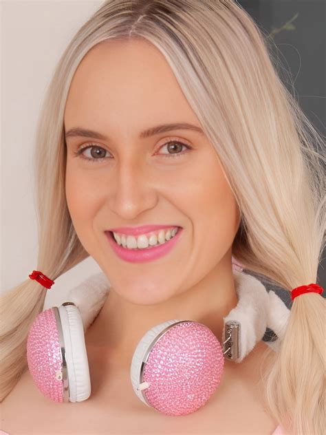 Sophia Love Model Wiki Age Height Bio Weight Photos Career And More