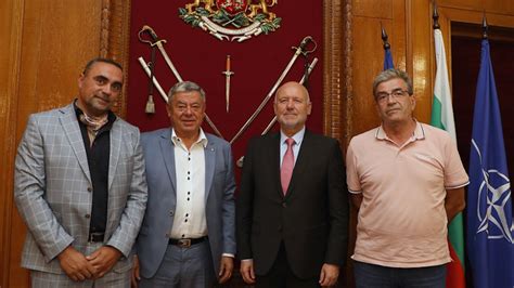 Министър Тагарев разговаря с представители на Сдружението на българската отбранителна индустрия