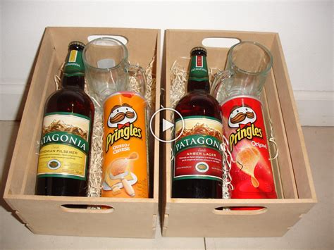 Cajón de madera Conteniendo 1 cerveza 1 chopp de vidrio y papas fritas