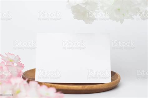 인사말 카드 모의 흰색 꽃 전면 보기 나무 접시에 빈 종이 카드와 흰색 배경 장식 0명에 대한 스톡 사진 및 기타 이미지 0명 개념 개념과 주제 Istock