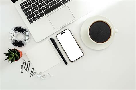 빈 노트북 컴퓨터 키보드 및 기타 사무실 용품이있는 흰색 사무실 책상 테이블 복사 공간 플랫 레이가 있는 상단 뷰입니다 사무실에