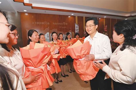 蓝佛安在太原市看望慰问教师 向全省广大教师和教育工作者致以节日祝贺和亲切问候澎湃号·政务澎湃新闻 The Paper