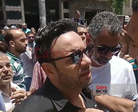 مصطفى قمر أول الحضور بجنازة عمته في الإسكندرية صور