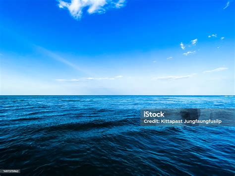 静かな海景曇り空と風の波のある青い海の地平線 Horizonのストックフォトや画像を多数ご用意 Horizon カラー画像 タイ