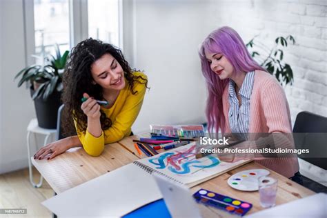 두 명의 아름다운 여성 화가가 수채화를 사용하여 그림을 만들고 있습니다 20 24세에 대한 스톡 사진 및 기타 이미지 20 24세 2명 가정의 방 Istock