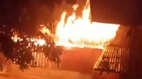 Rumah Terbakar Dan Korban Luka Luka Saat Gunung Lewotobi Laki Laki