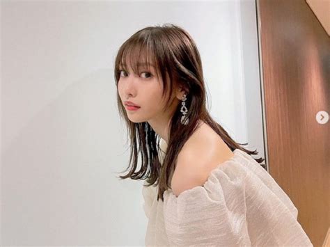 佐野ひなこ、肩回りあらわな美肌ショット公開！ 「背中？綺麗すぎん？」「いったい何歳まで可愛いんだ」 All About ニュース