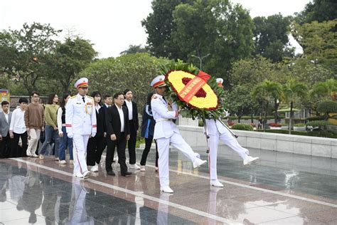 Khoảnh Khắc ấn Tượng Của Các Sinh Viên Nhận Học Bổng Nâng Bước Thủ Khoa
