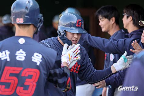 ‘올해는 다를까 롯데 화력 미쳤다 전준우 2루타→윤동희 나승엽 백투백포 폭발 韓 다승왕 울렸다