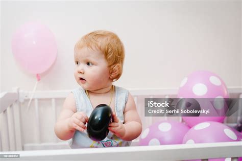 초상화 작은 귀여운 아기 소녀 공주 유아 12 년 서서 생일 파티를위한 컬러 풍선을 장식 집에서 침대에서 재생합니다 휴일을위한