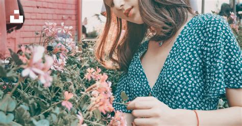 흰색과 분홍색 꽃을 들고 흑백 꽃 드레스를 입은 여자 사진 Unsplash의 무료 베이징 이미지