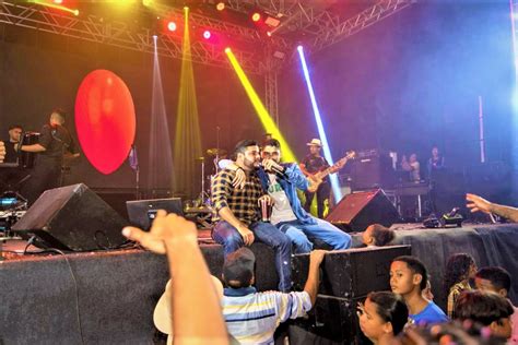 POPULARIDADE EM ALTA RODRIGO HAGGE VAI PRA GALERA EM FESTA DE