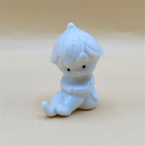 Biała porcelanowa skromna zamyślona dziewczyna 4cm 12967812895