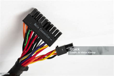 컴퓨터 마더 보드에 연결하기위한 어댑터가있는 케이블 클로즈업 0명에 대한 스톡 사진 및 기타 이미지 0명 Cpu 검은색