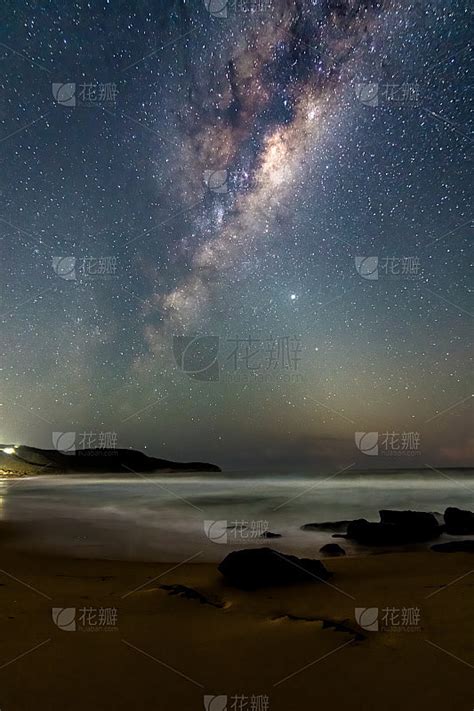海滩上的银河夜空