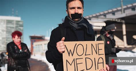 Media bez wyboru Protest w obronie wolnych mediów w Gdańsku Napis PRL BIS TVPiS na śniegu