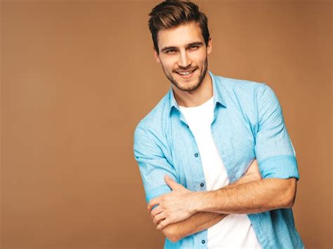 Retrato De Guapo Sonriente Elegante Joven Modelo Vestido Con Camisa