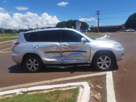 Veículos se envolvem em acidente bo trevo de acesso à Santa Helena