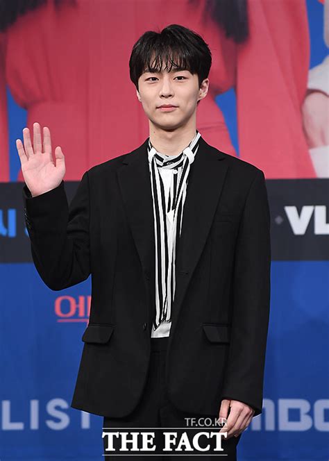 [tf포토] 배인혁 반듯한 손인사 포토 기사 더팩트