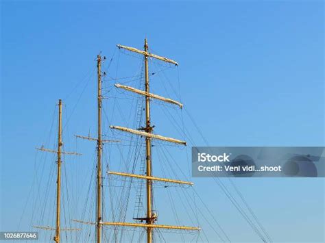 3 개의 돛대와 항해 선박의 항해 및 파란 여름 하늘에 대 한 낙하산 줄 접혀 0명에 대한 스톡 사진 및 기타 이미지 0명 대형 범선 돛대 Istock