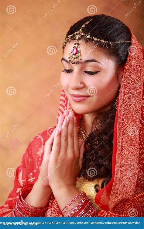 Bella Ragazza Indiana In Vestito Tradizionale Fotografia Stock
