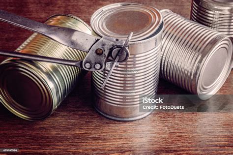 오래 된 오프너 금속 오픈 부엌에서 테이블에서 할 수 있다 통조림된 식품입니다 농축 우유입니다 건강 한 식습관과 라이프 스타일 가득 찬에 대한 스톡 사진 및 기타 이미지