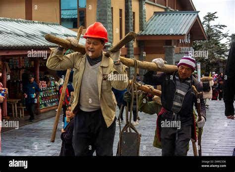 Emeishan China Group People Men Chinese Migrant Construction