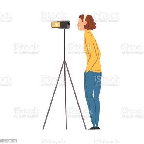 카메라맨 촬영 카메라 와 카메라 에 카메라 에 삼각대 여성 비디오 연산자 와 전문 장비 영화 장면 또는 비디오 블로그 녹화