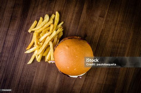 크림 치즈 보라색 양파 할라피뇨 후추 감자 튀김을 곁들인 크래프트 소고기 버거와 소박한 배경 고기에 대한 스톡 사진 및 기타 이미지 Istock