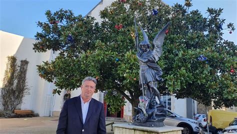 Les Sables d Olonne près de habitants votent pour le maintien de la statue Saint Michel