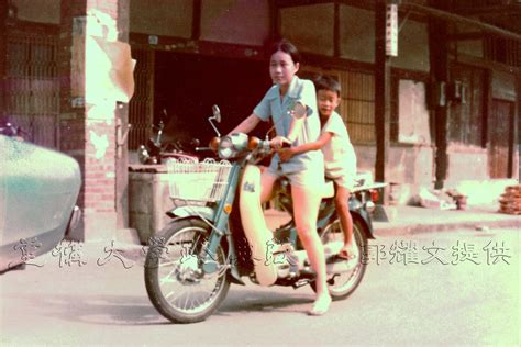 姑姪於勝豐碾米工廠前騎車 1970年代，郭家姑姪二人騎摩托車經過民雄勝豐碾米工廠前。 重構大學路 ：認識、認同與共同行動計畫 Flickr