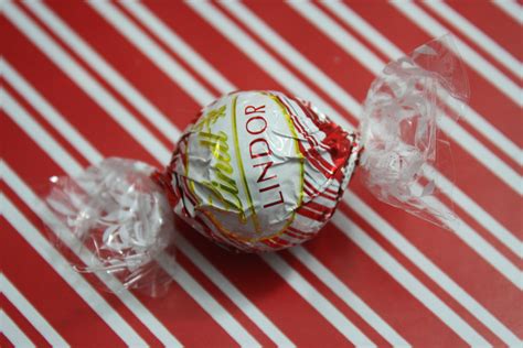 무료 이미지 선물 식품 빨간 크리스마스 디저트 설탕 착빙 사탕 수수 단맛 과자 린트 화이트 초콜릿 창녀