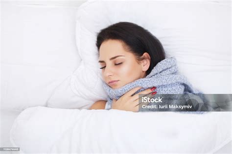 감기와 독감 아픈 여자의 초상화에는 아픈 느낌과 종이 지우기에 재채기 감기 잡 았 어 아름 다운 건강 하지 못한 여자의 코를 닦아 담요에 덮여 의료 개념입니다 높은 해상도