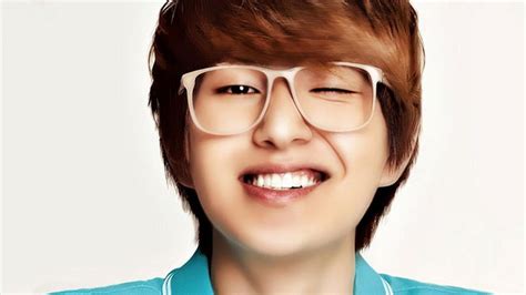 Onew `shinee` Beraksi Total Meski Cedera