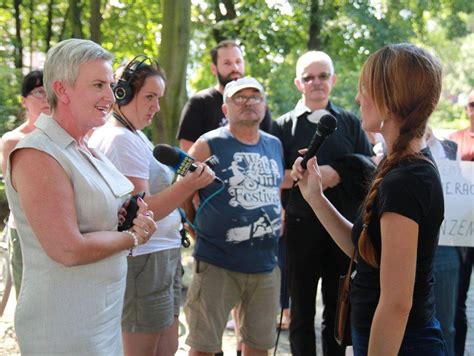 Burzliwy protest przed urzędem miasta Mają dość trucia benzenem ZDJĘCIA