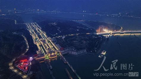 湖北秭归三峡大坝北线船闸换向运行 人民图片网