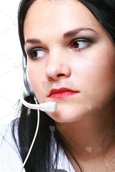 年轻的黑发女孩戴着耳机